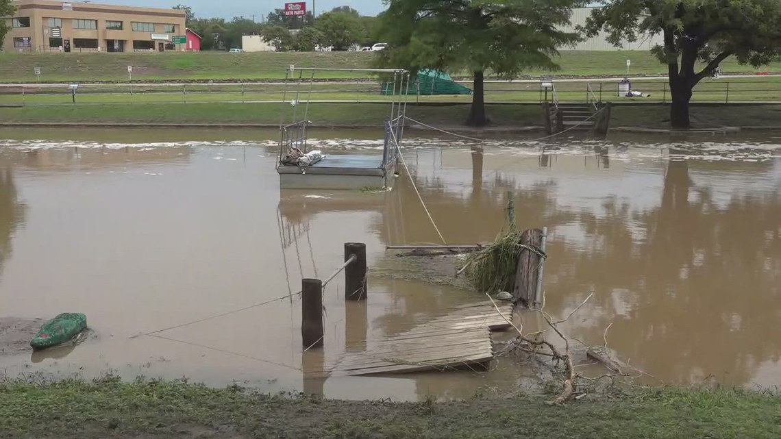 Lampasas River flood rises, causes destruction in Lampasas, Texas ...
