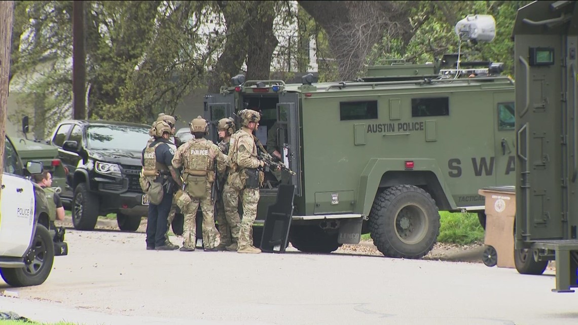 Austin police SWAT standoff on Merle Dr. ends with man arrested | kagstv.com